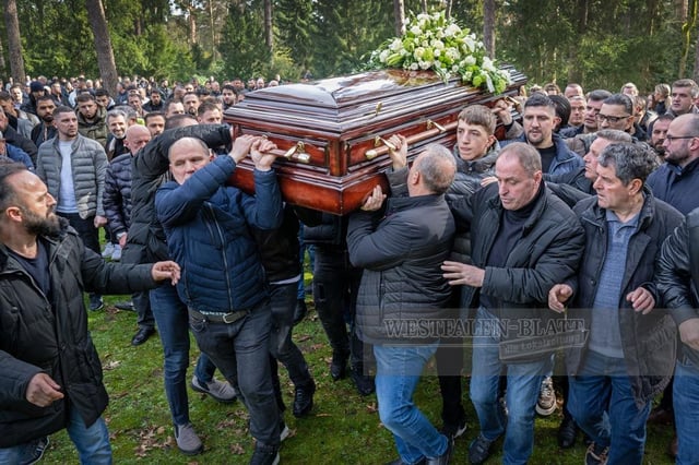 Beerdigung von Besar Nimani auf dem Sennefriedhof
