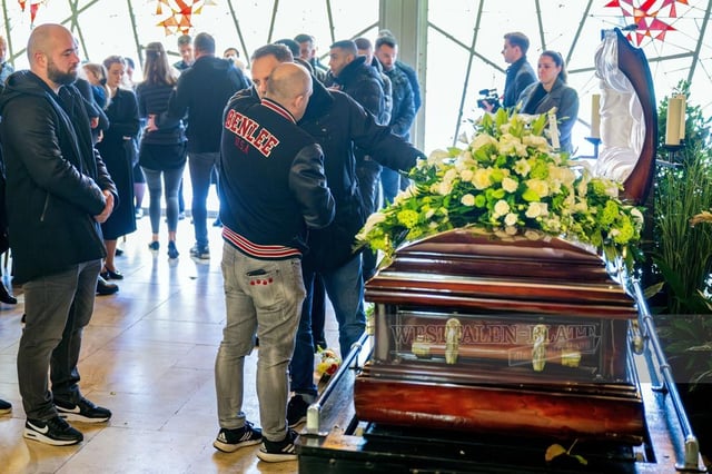 Beerdigung von Besar Nimani auf dem Sennefriedhof