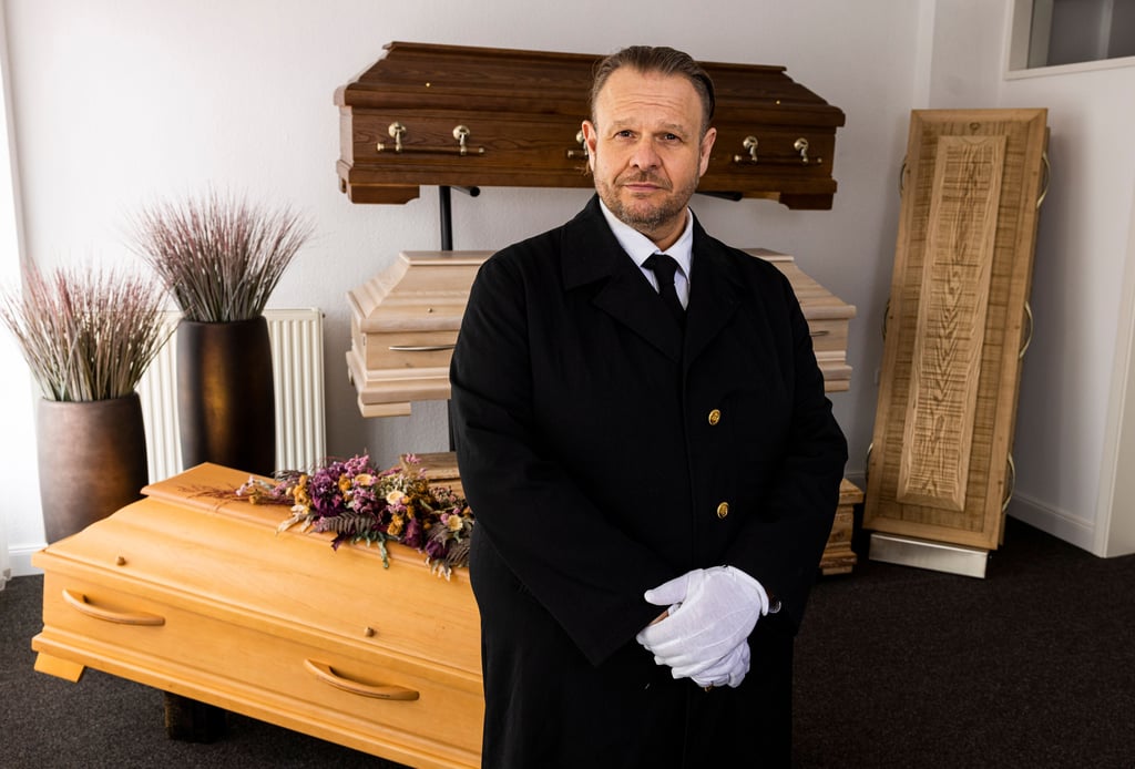 Schauspieler arbeitet als Sargträger