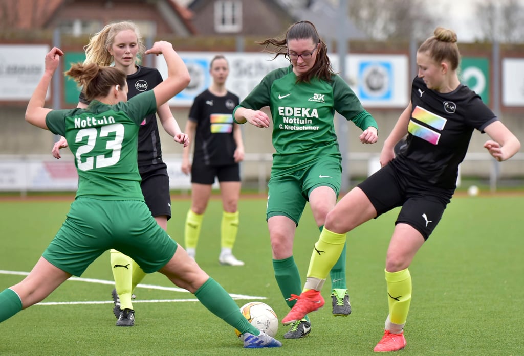 Damen von GW Nottuln feiern einen Arbeitssieg