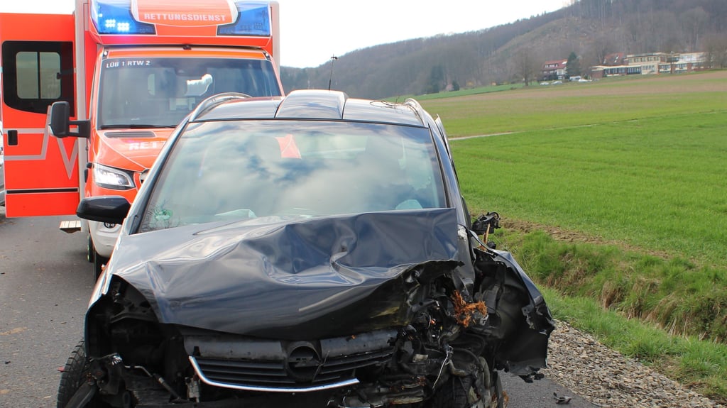 Hüllhorst: Auto prallt gegen Baum - Kollision auf Ahlsener Straße mit einem Verletzten