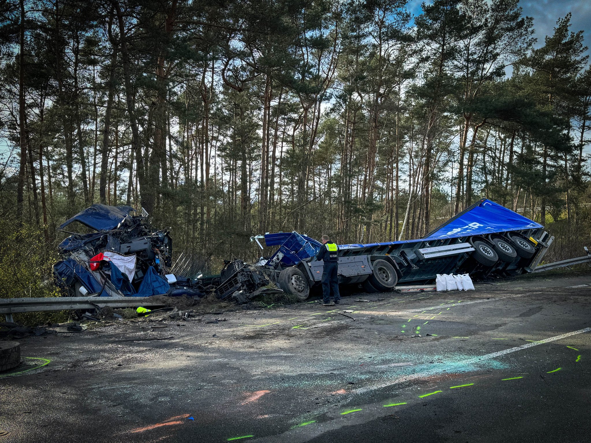 A33: Schwerer LKW-Unfall – Autobahn in Fahrtrichtung Paderborn gesperrt