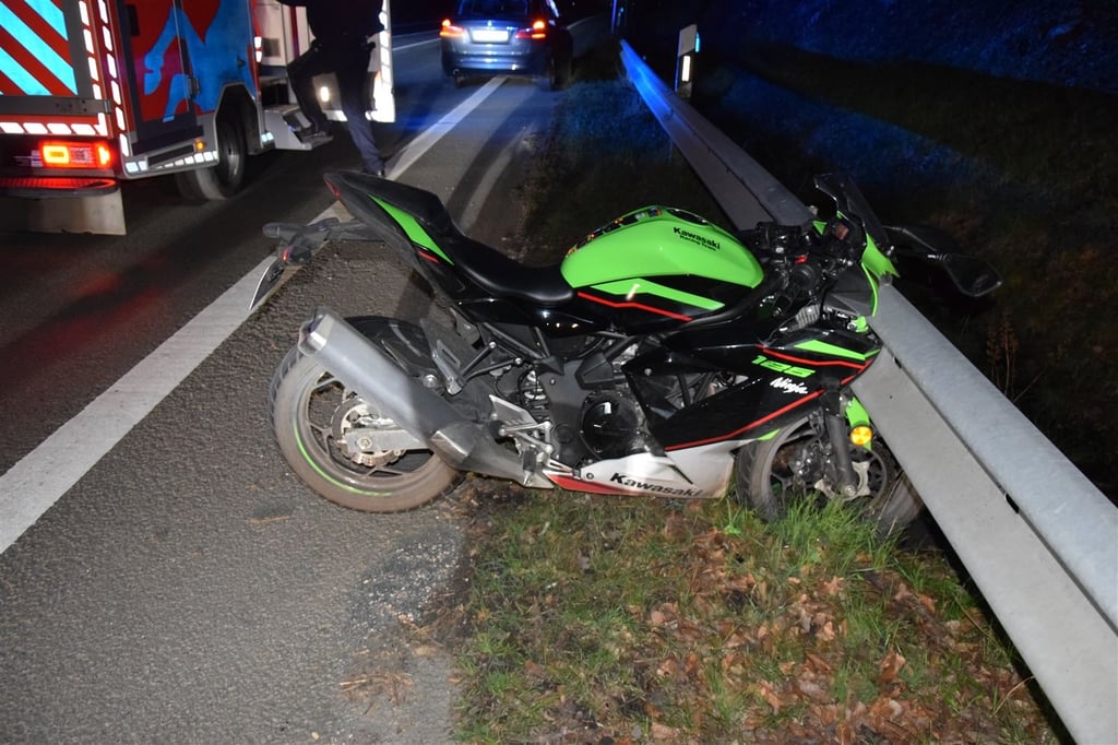 Vlotho: Motorradfahrer kracht gegen Leitplanke