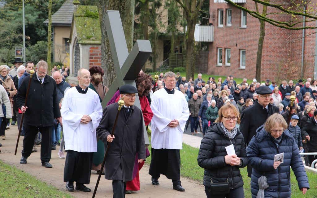 Delbrück: Kreuzträger macht sich Karfreitag auf den Weg