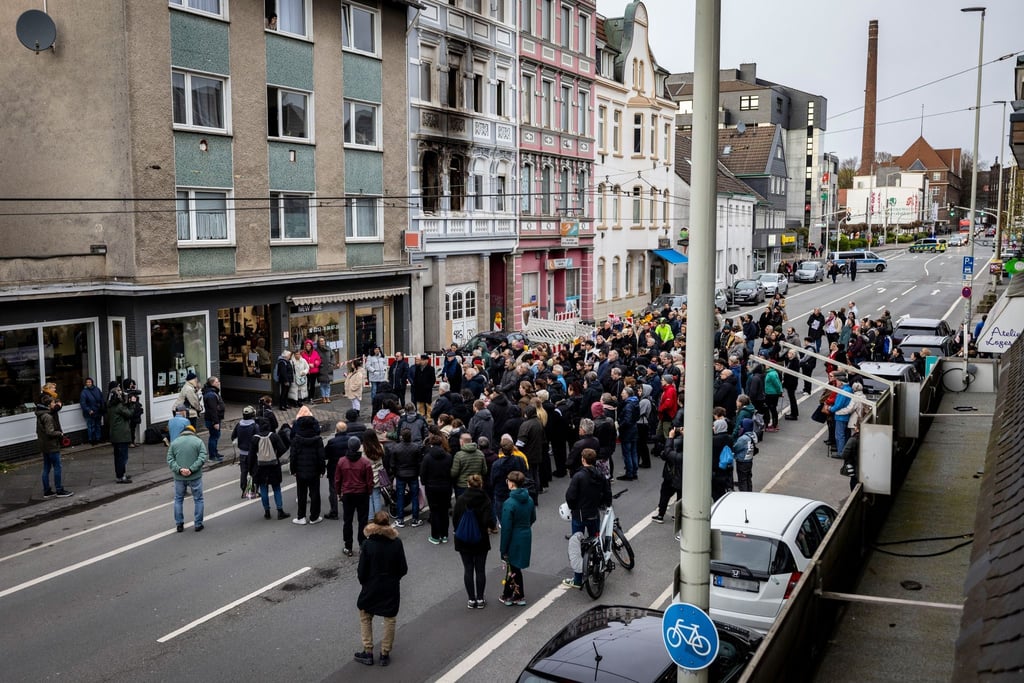 Menschen gedenken der Opfer: Brandstiftung in Solingen