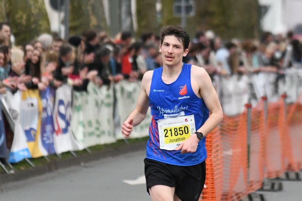 Osterlauf: Jonathan Disselhoff (Amelunxen) verfolgt Gesamtsiegerin