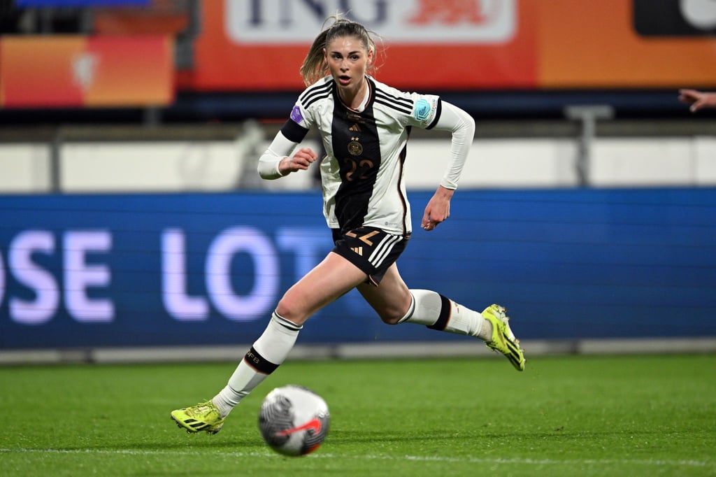 Jule Brand Das Golden Girl Will Sich Frei Dribbeln