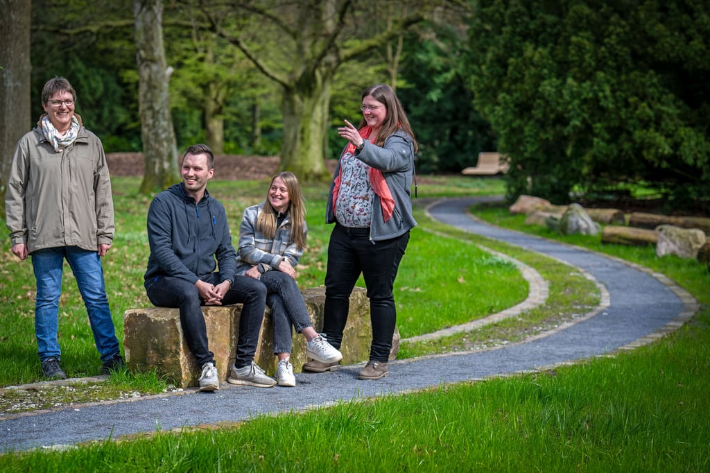 Bielefeld 150 Jahre Nicolai-Friedhof: neues Leitband zwischen Sonne und Schatten