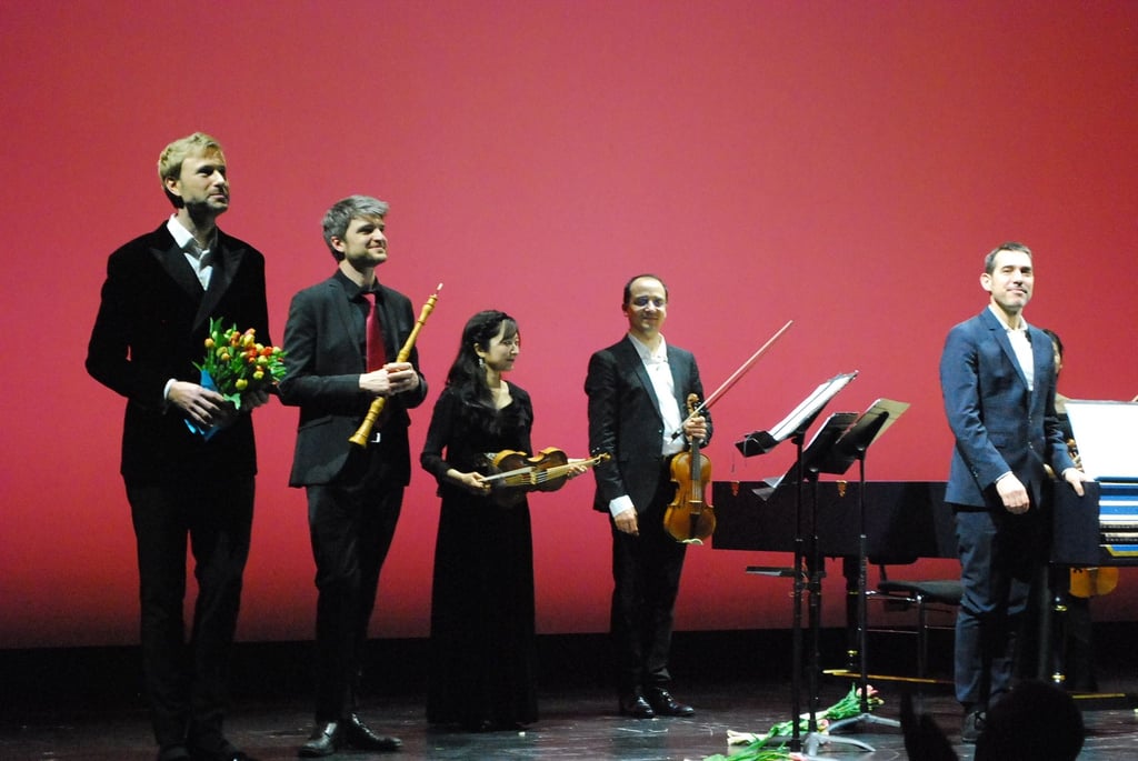 Schöner Gabentisch mit Bach-Kleinodien