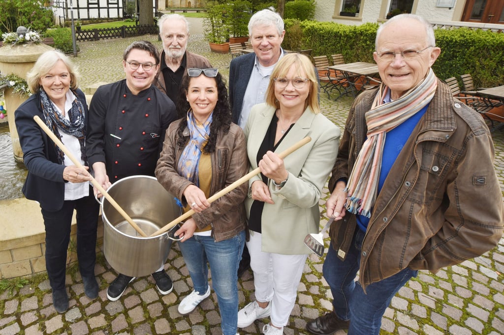 Starke Helfer unterstützen den Dorfkrug