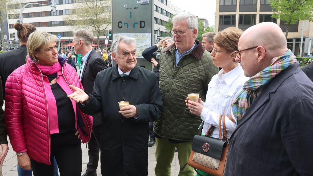 Reul besucht Hauptbahnhof Münster: Innenminister am ...