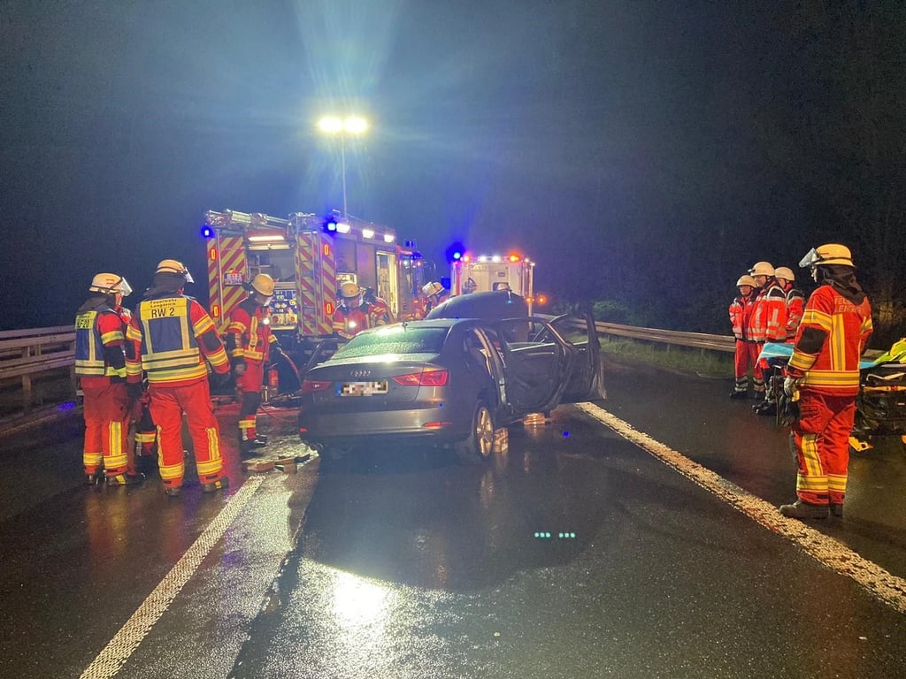 Unfall auf der A1 bei Lengerich: Fahrer im Wrack eingeklemmt