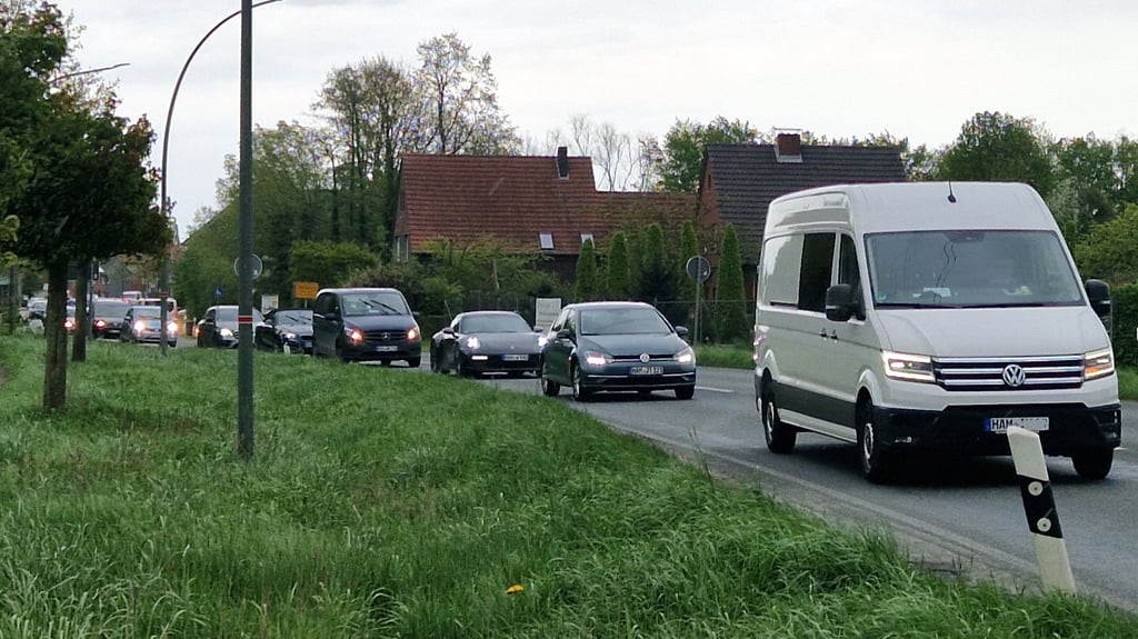 Vollsperrung der Zollstraße in Hamm-Uentrop sorgt für Staus und Lkw-Kolonnen in Dolberg
