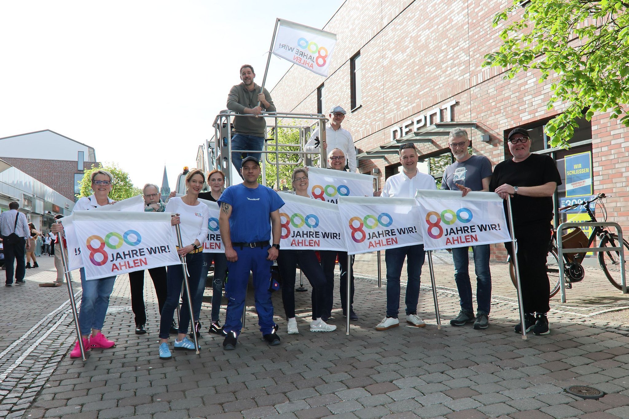 „800 Jahre Wir!“ flattert im Wind der Fußgängerzone