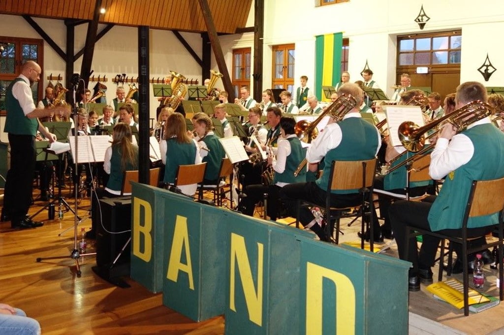 Warburg: Musikverein und Jugendorchester Dössel begeistern beim ...