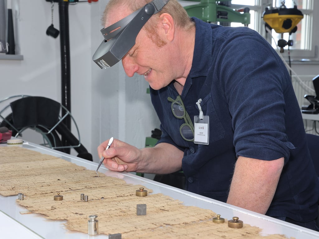 Münster: Päpstliche Papyrus-Urkunde aus dem Jahr 891 wird restauriert