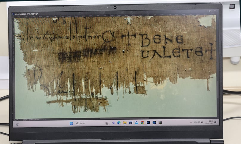 Münster: Päpstliche Papyrus-Urkunde aus dem Jahr 891 wird restauriert