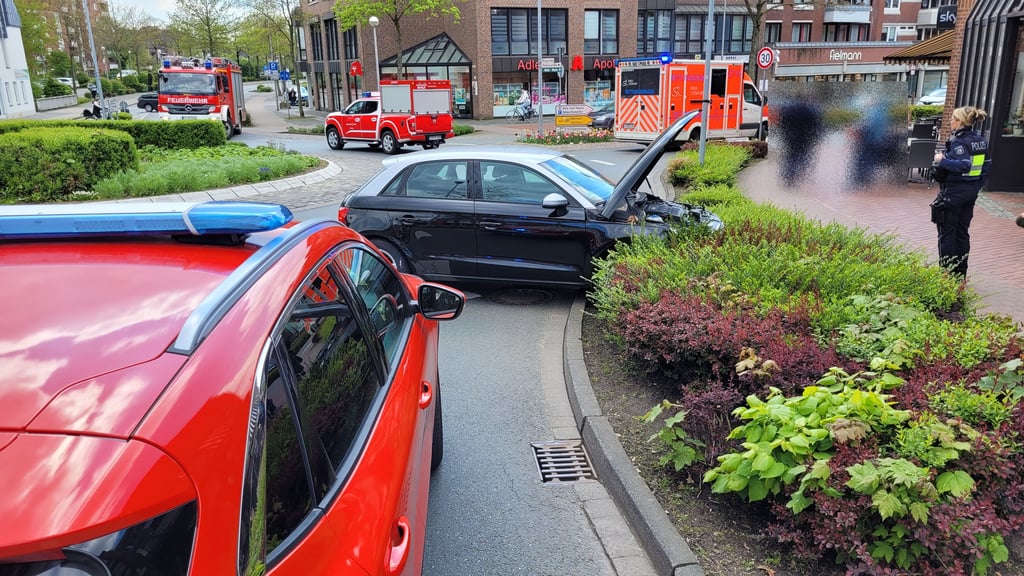Greven: Ersthelfer befreien Frau nach Unfall