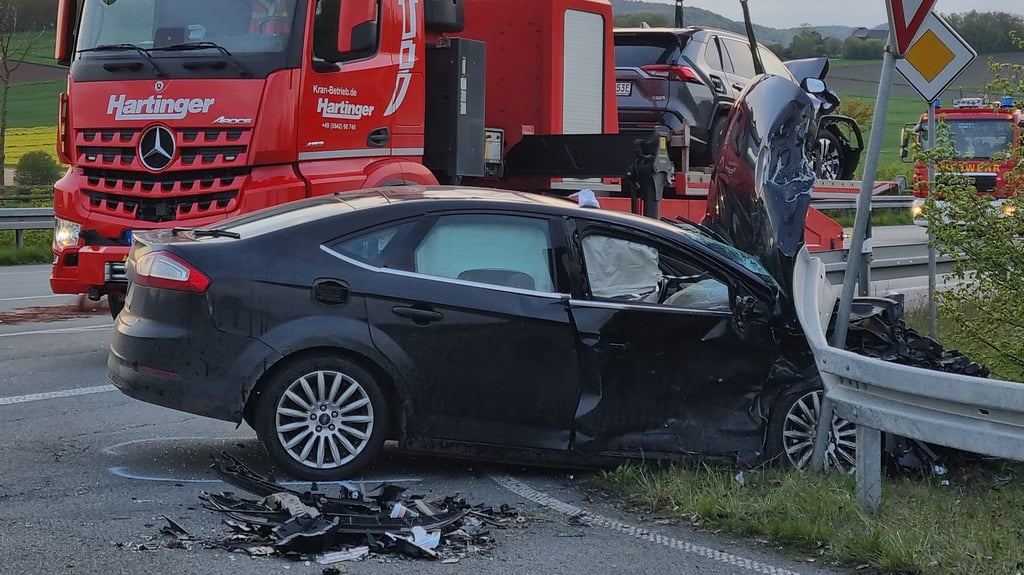 Warburg: Unfall an Kreuzung B252/B7 - zwei Menschen verletzt