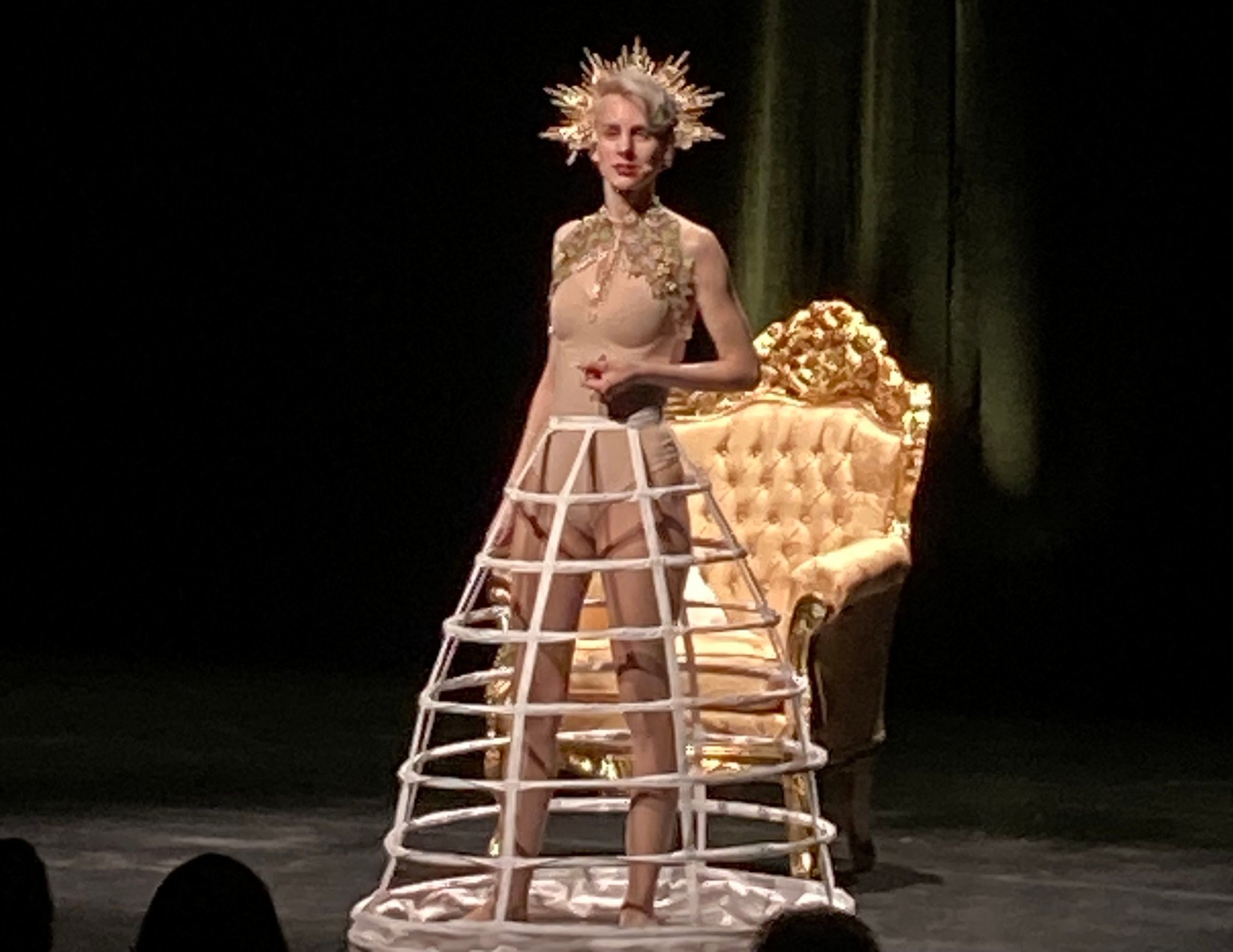 Paderborn: Lisa Eckhart als Kaiserin Stasi die Erste in der Paderhalle