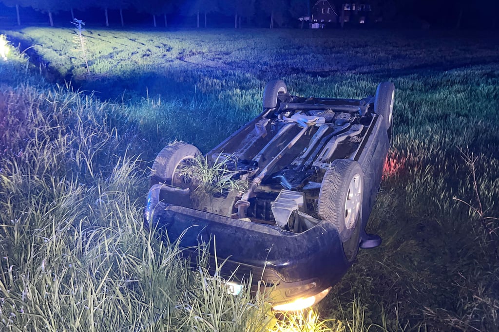 Versmold: Auto landet bei Unfall auf dem Dach