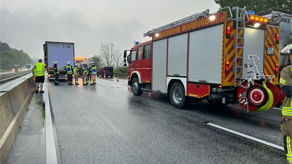 Warburg: Lastwagen fährt auf A44 in Mittelschutzplanke