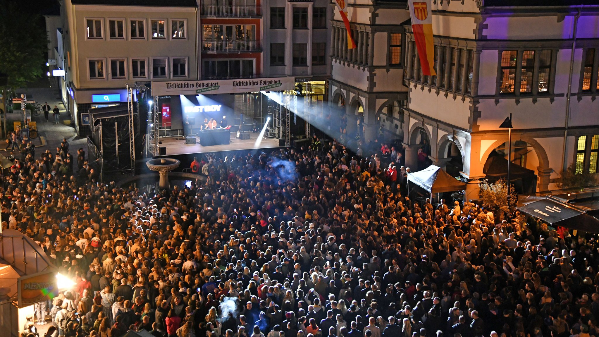 Paderborn: Fast Boy bringt die Menge beim Frühlingsfest zum Tanzen