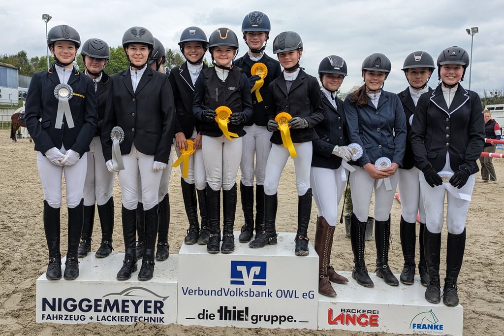 Büren: Huberta Vahle beim Springturnier auf Platz zwei, drei und vier