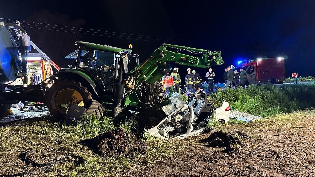 Ostbevern: Schwerer Zusammenstoß zwischen Auto und Traktor