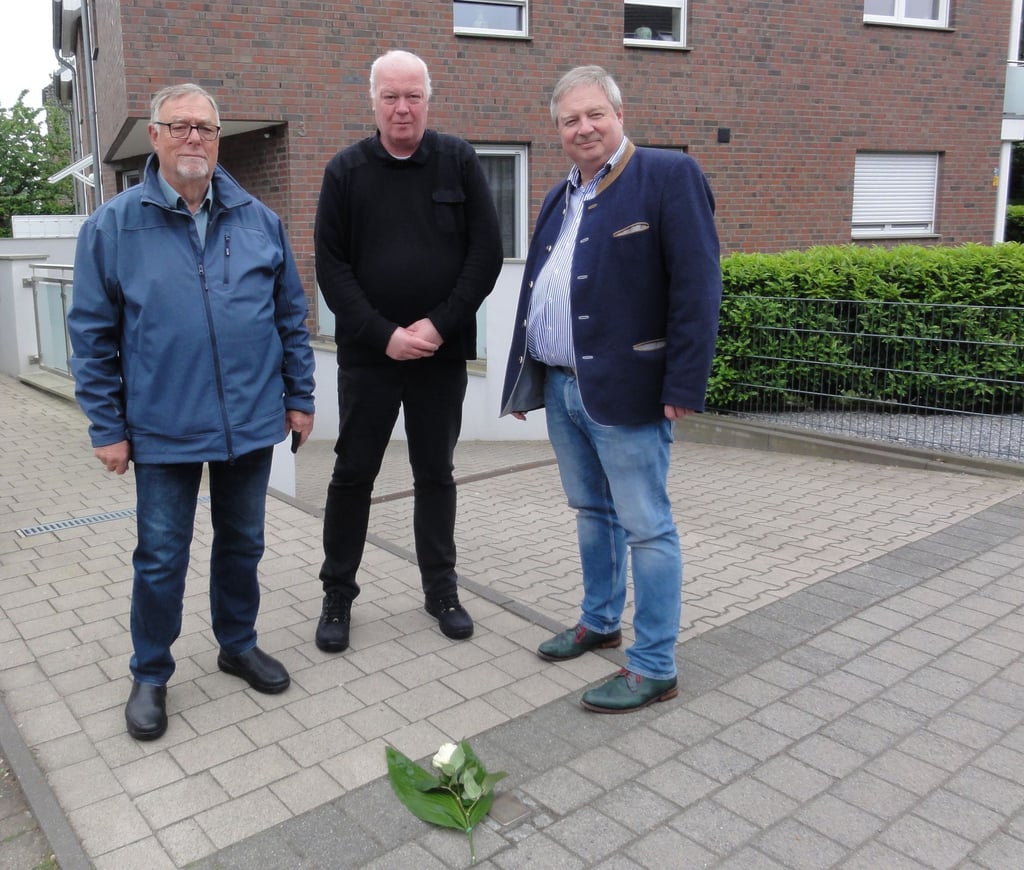 Reinigung der Stolpersteine in Hiltrup