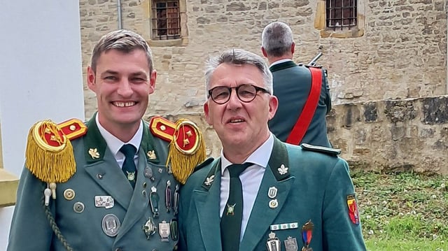 Fotostrecke zum Königsschießen in Dringenberg mit Jubiläumskönigspaaren