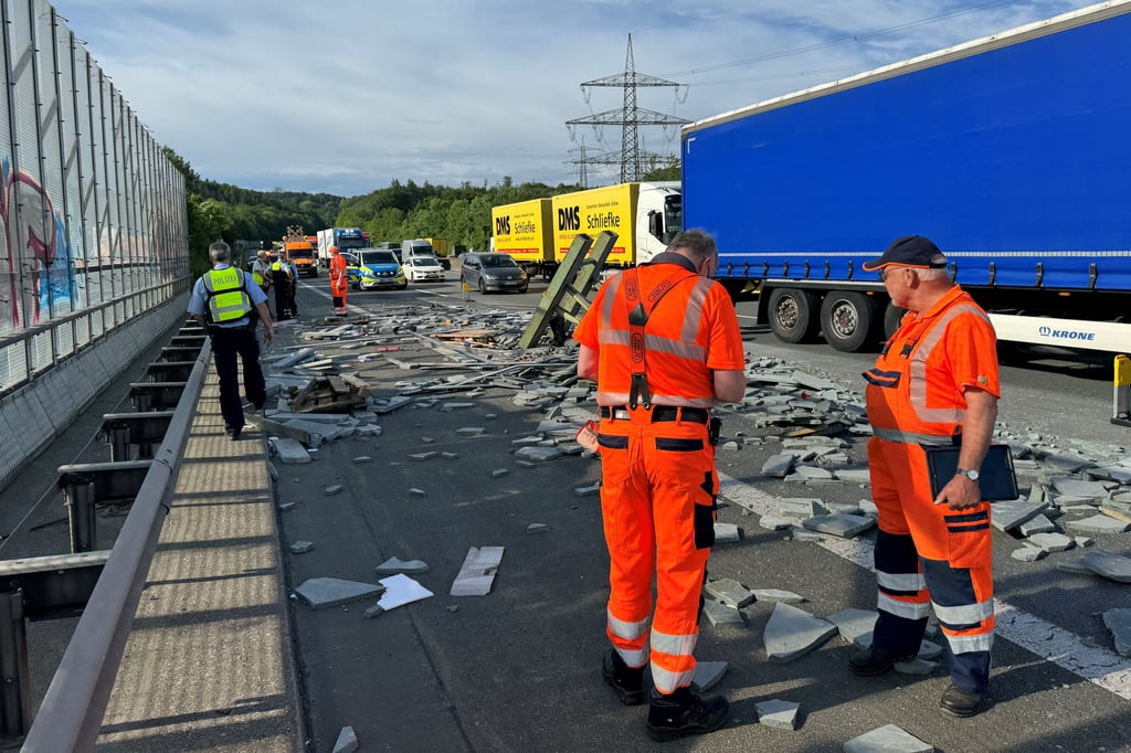 Bielefeld: A2 nach Lkw-Unfall am Bielefelder Berg gesperrt