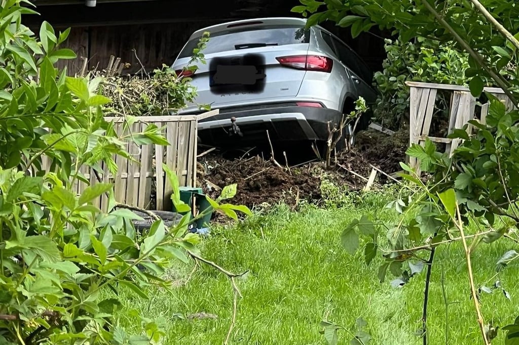 Vlotho: Auto durchbricht mehrere Zäune