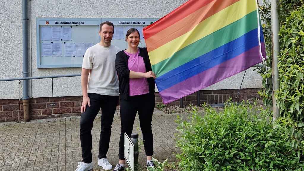 Hüllhorst: Regenbogen-Fahne am Rathaus gehisst