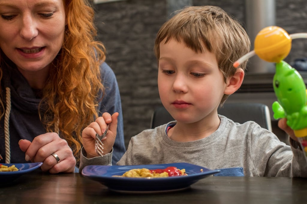 Wie bringe ich Kindern Tischmanieren bei?