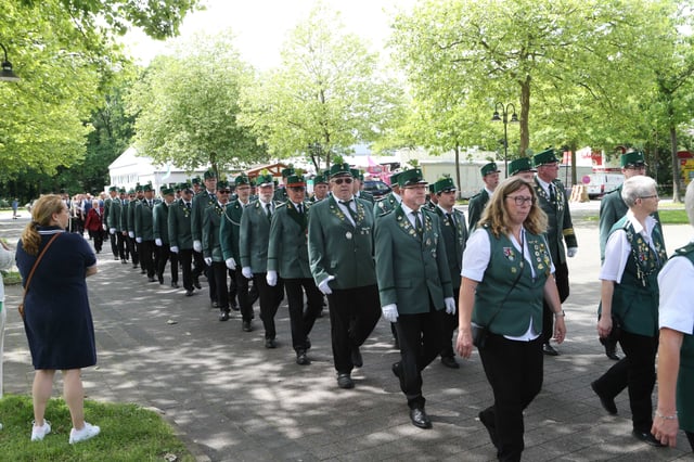 Glanzvolle Parade beim Schützenfest in Sennelager