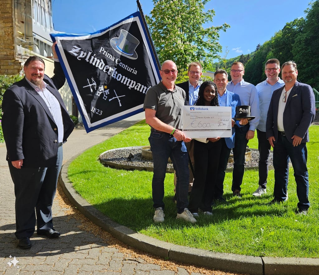 Lübbecke: Zylinderkompanie spendet 600 Euro für Kinder