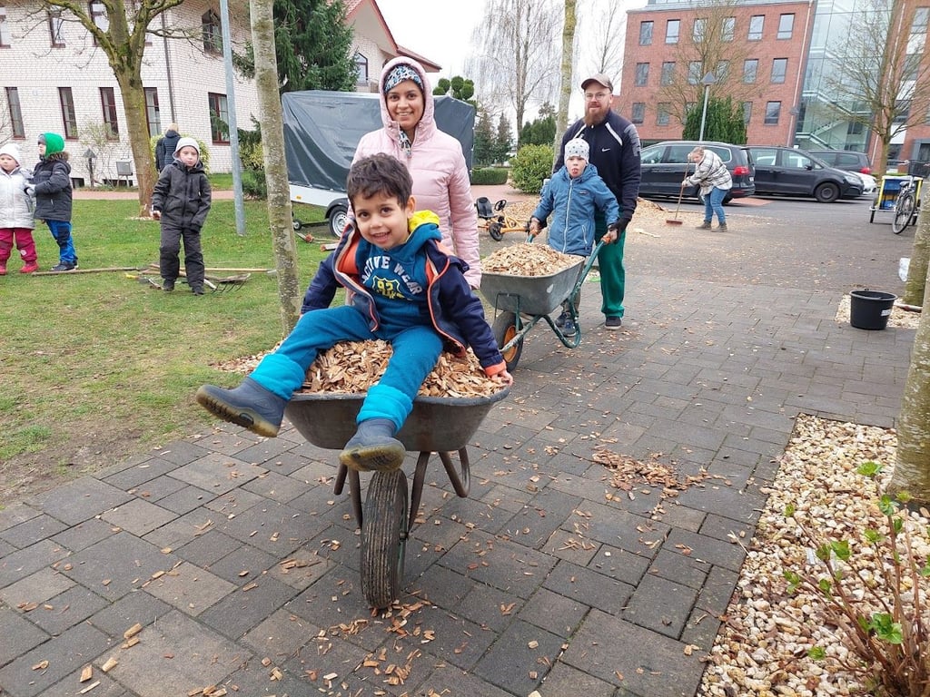Der Spatz in Schloß Holte-Stukenbrock: Kinder pflanzen Bäume