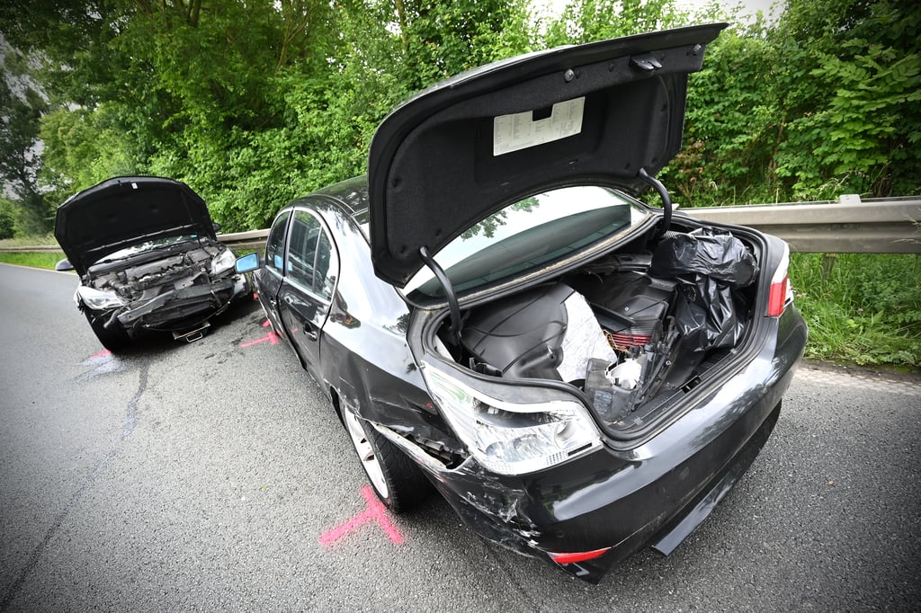 Höxter: Verkehrsunfall auf der B64 mit vier Fahrzeugen