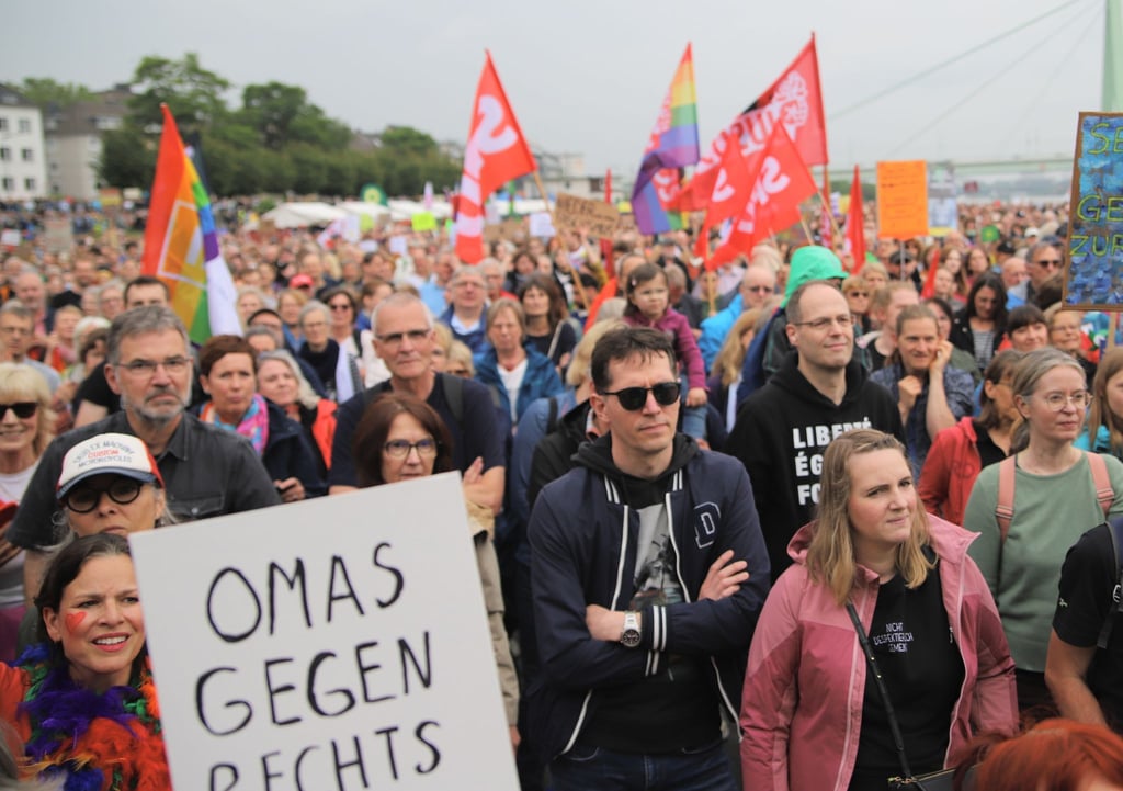 Tausende demonstrieren in Köln für demokratisches Europa