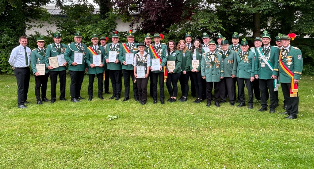 Borchen: Schützen Nordborchen ehren verdiente Mitglieder mit Hohem ...