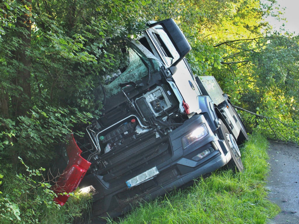 Espelkamp: Milchtransporter rutscht in den Graben