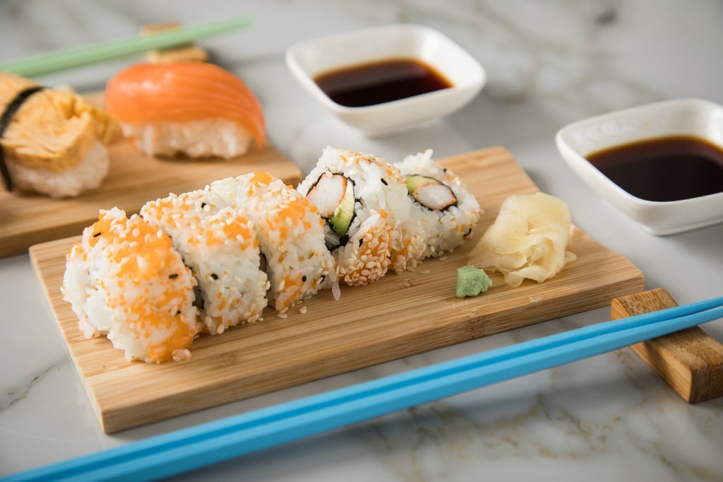 Bloß nicht leicht und locker: Sushi-Reis muss klebrig sein