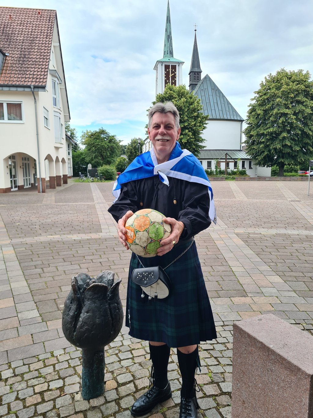 Großer Fußballfan mit Herz und Kilt