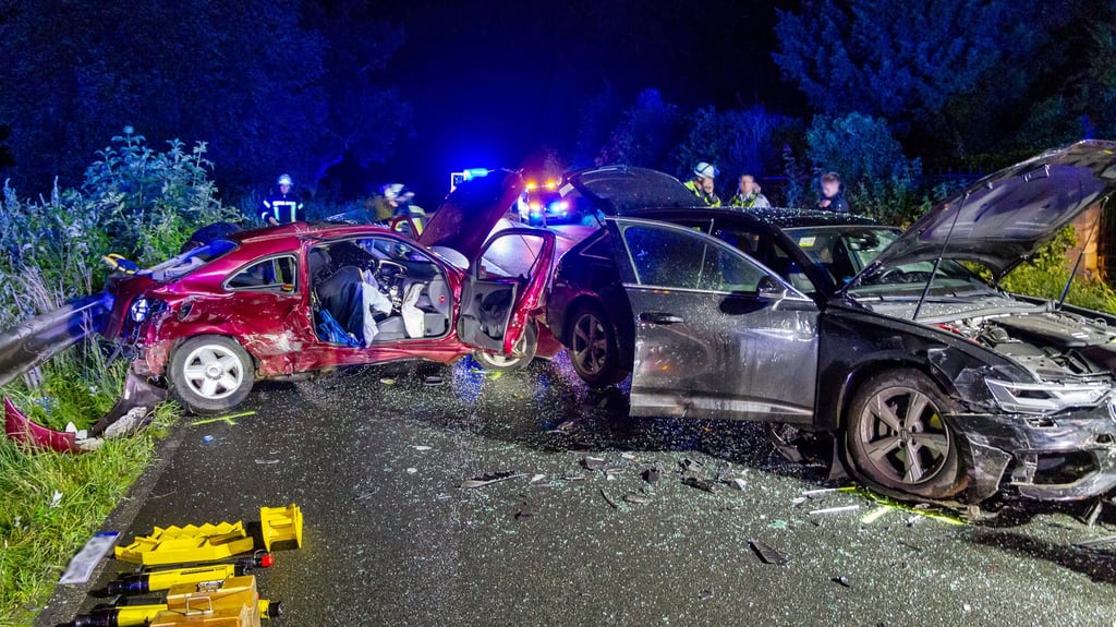 Porta Westfalica: Fahrer nach Unfall im Autowrack eingeklemmt