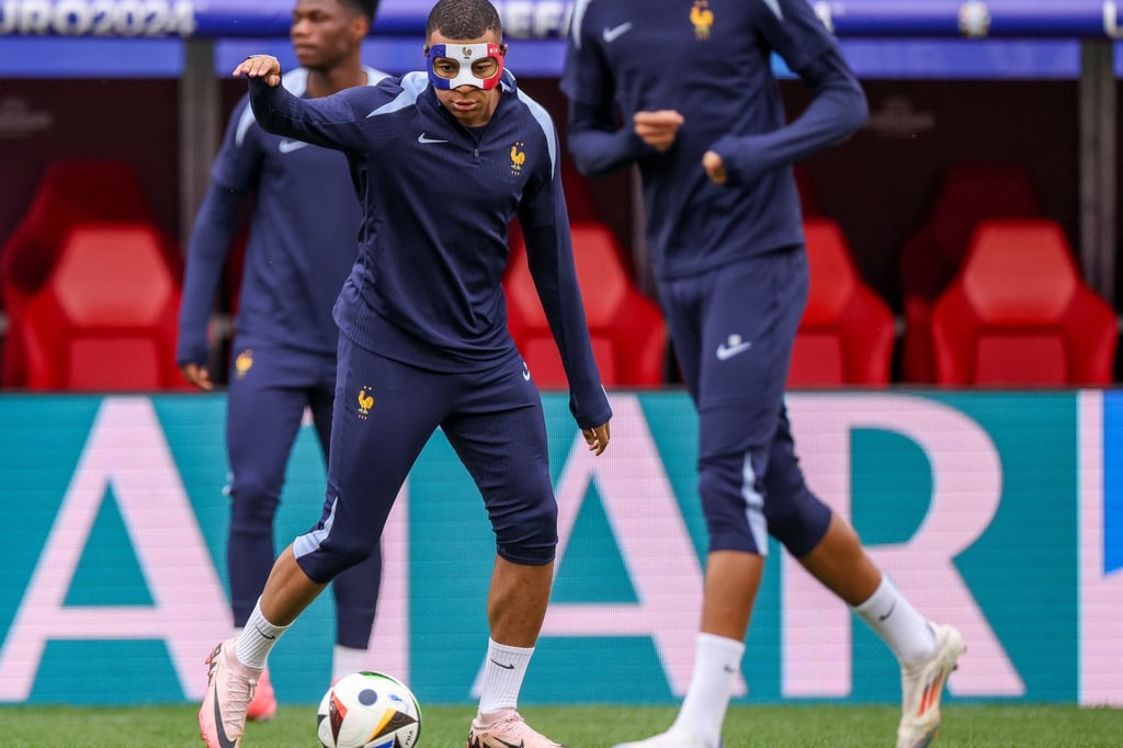 Mit Maske in Frankreichs Farben: Mbappé ist zurück