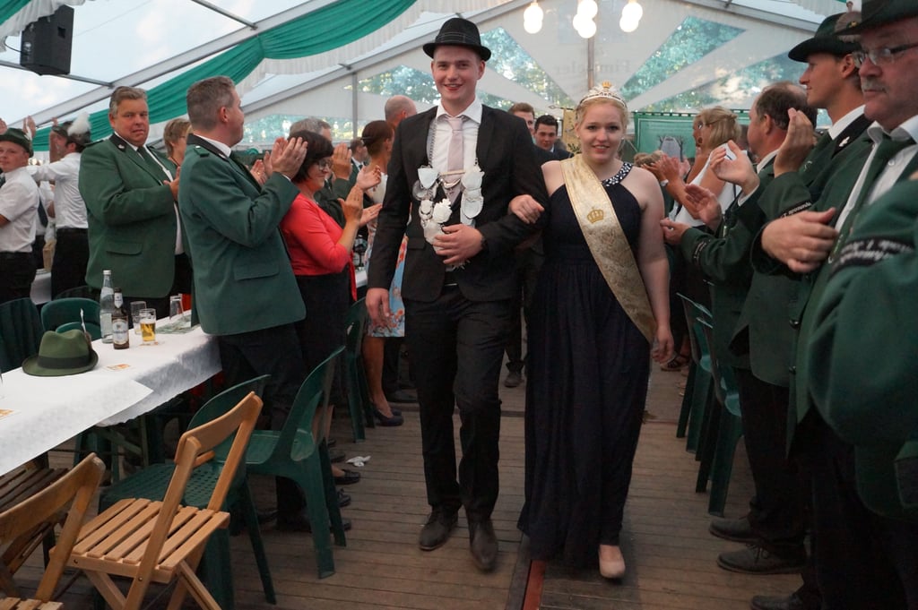 Freundschaftlicher Schubser läutet Regentschaft ein