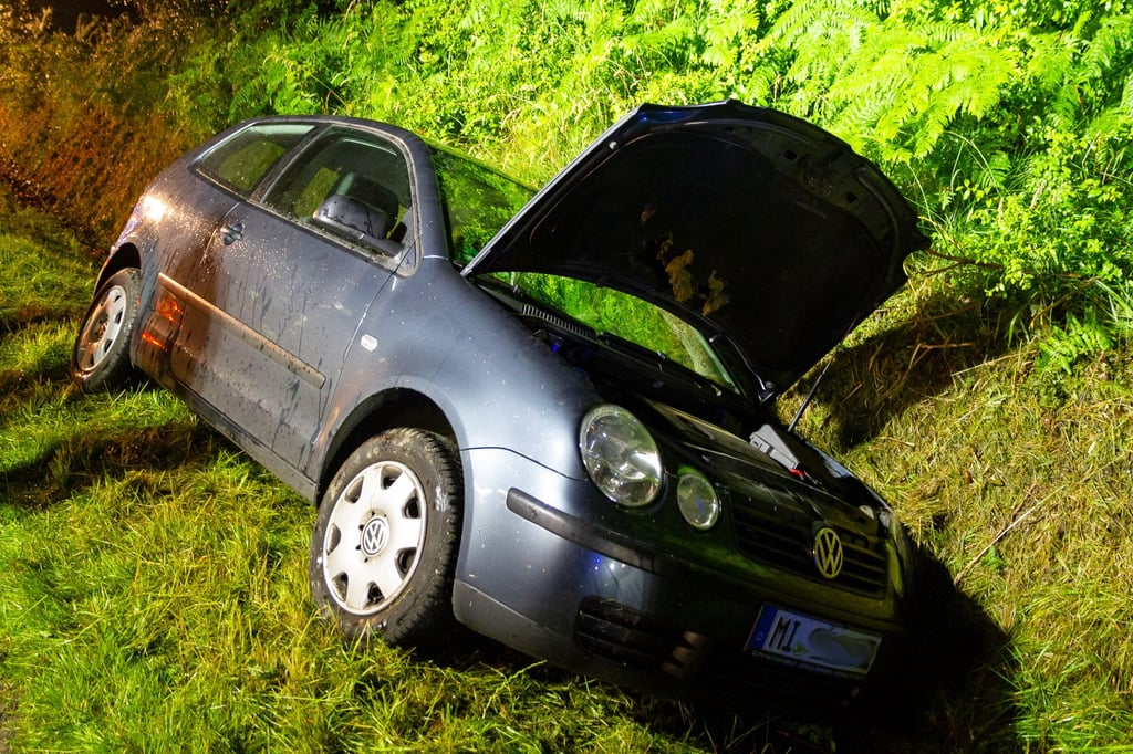 Frau muss nach Unfall durch die Heckklappe befreit werden