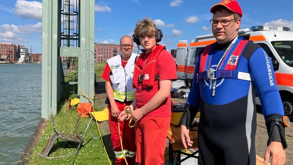 Warten auf den Einsatz: Rettungstaucher beim Münster-Triathlon