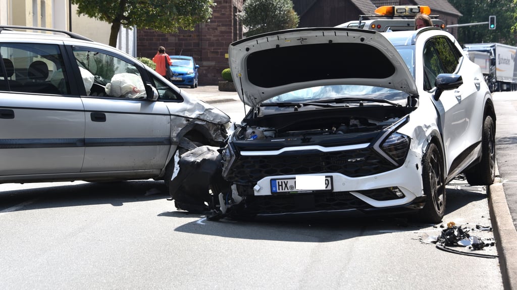 Höxter: Stau nach Unfall auf B64/B83 bei Godelheim